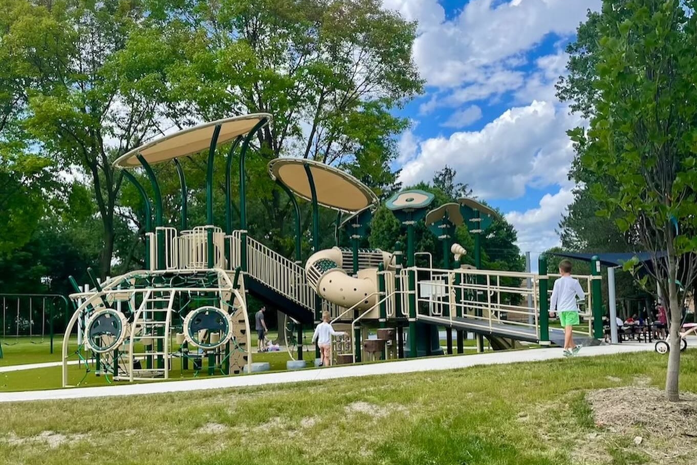 8 COOL PLAYGROUNDS TO VISIT IN ROYAL OAK - LittleGuide Detroit